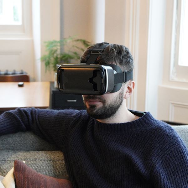 Transforming living rooms into theatres using virtual reality ...